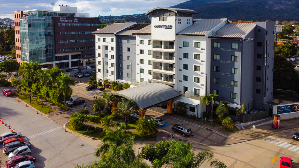 AES y hotel Courtyard inauguran electrolinera