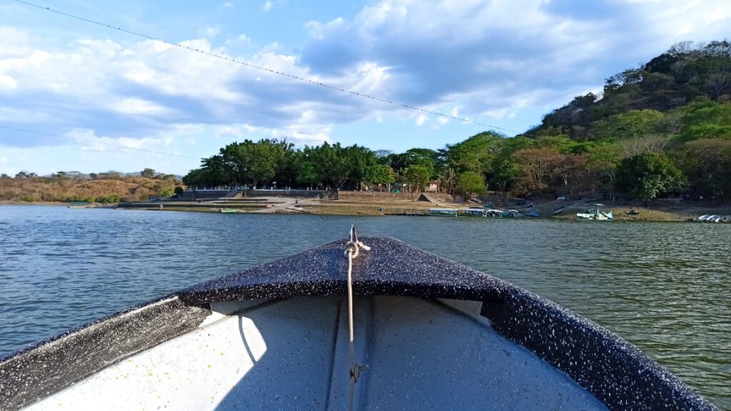 Disfruta de diferentes recorridos en lancha en el Lago de Suchitlán