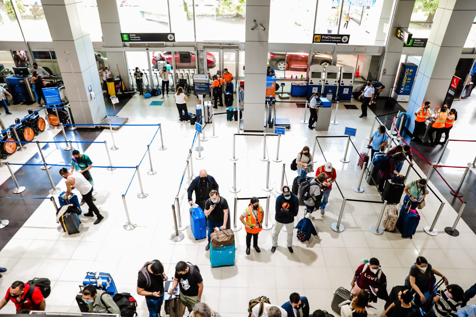 Más de 2 millones de pasajeros han sido atendidos en el Aeropuerto Internacional de El Salvador ...