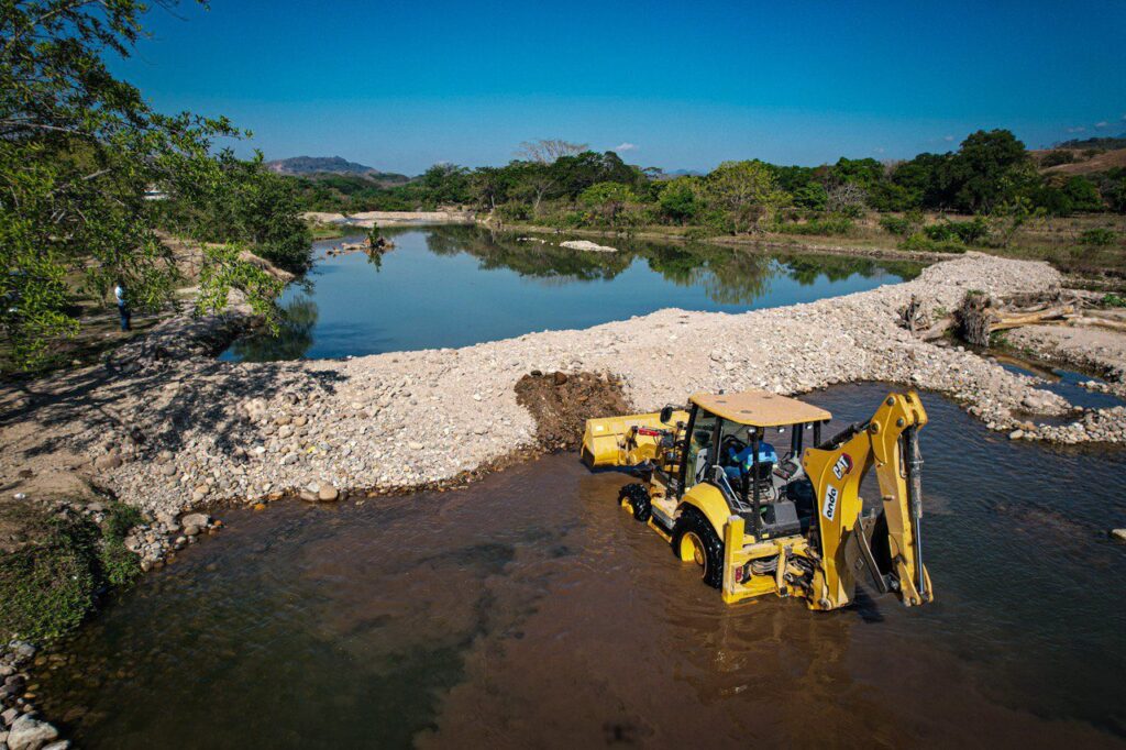 ANDA trabaja en la construcción de bordas en el río Grande Tilapa, para ...