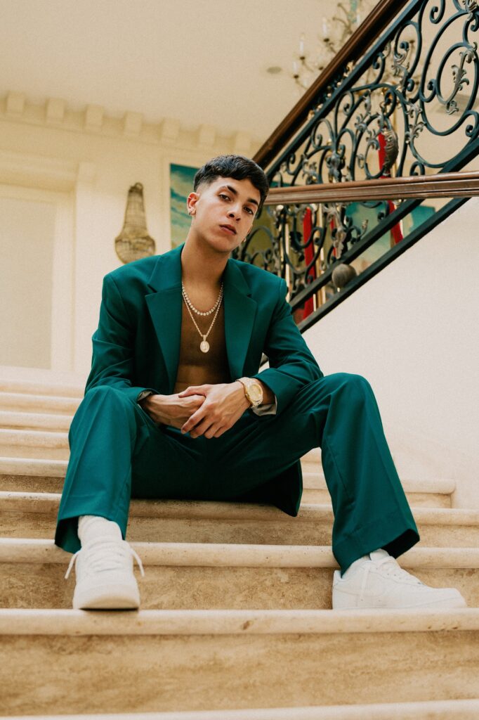 Izzy presenta su promocional “Baja y sube”