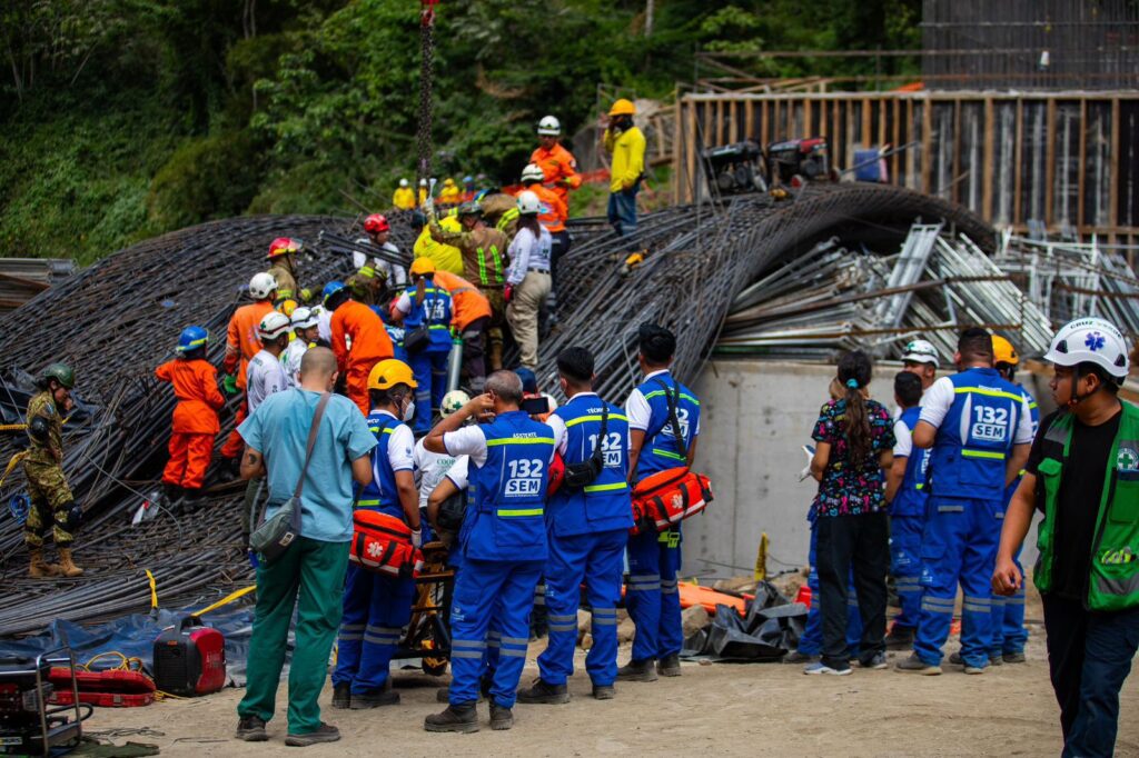Tres fallecidos tras el colapso de una estructura de hierro en obras de construcción de ...