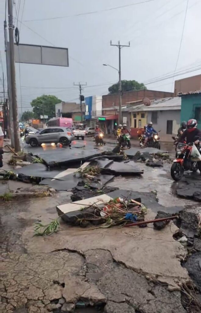 Intensas lluvias provocan inundaciones, derrumbes y evacuaciones en ...